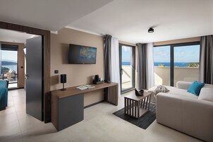 Luxury suite with sea view balcony and private whirlpool | Sala de estar | Televisor 