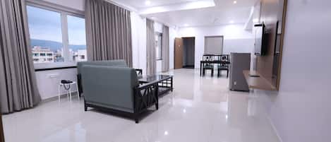 Quarto solteiro standard | Área de estar | TV