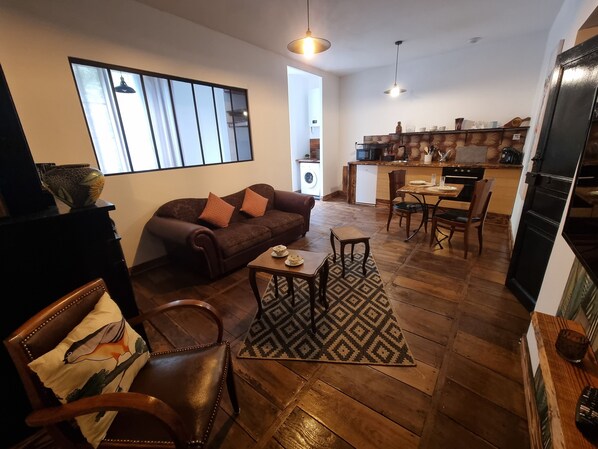 Apartamento Superior, não fumadores, cozinha | Sala de estar | Smart TV de 102 cm com canais digitais