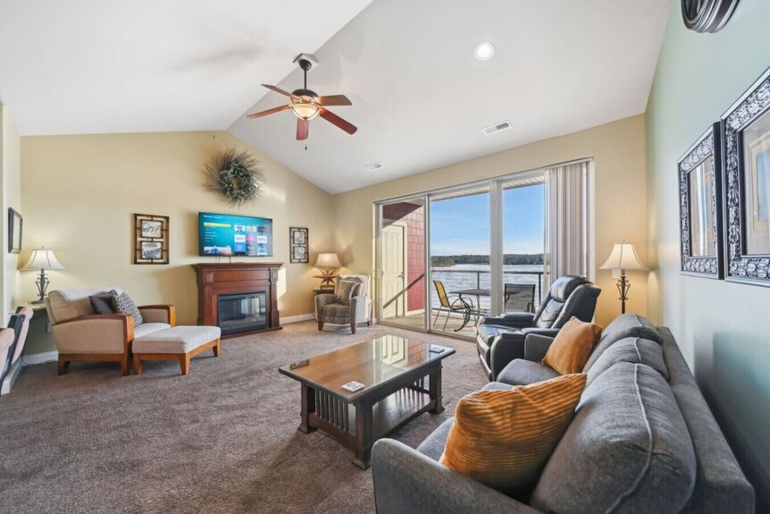 Beachtop Condo At Delton Grand - Waterfront - Wisconsin Dells, WI