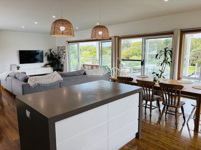 5 Bedroom Beach House - 13m Pool & Lake At Back Door - Sleeps 13 - Belmont