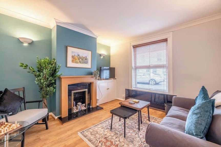 Charming 2 Bed House In Windsor - By Tempstay - Slough