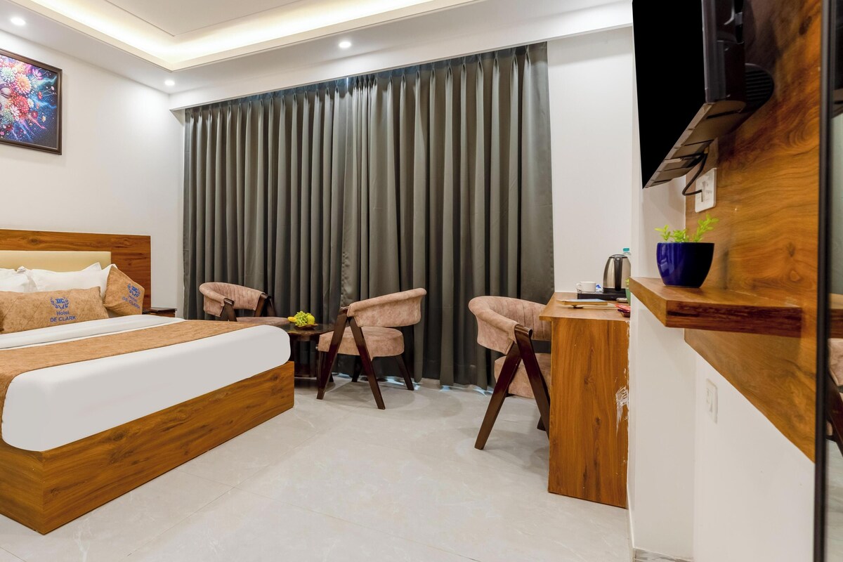 Quarto Duplo Deluxe, não fumadores, Vista para a cidade | Secretária, secretária adequada para computadores portáteis
