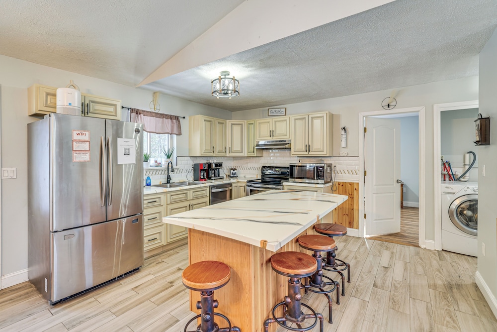 8 Mi To Lake Wallenpapack: Gem W/ Deck & Game Room - Lake Wallenpaupack, PA