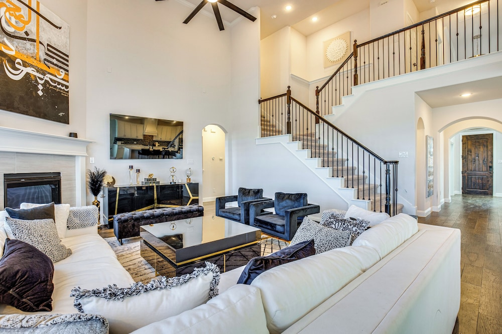 6 Mi To Lake Lewisville: Chic Retreat In Frisco! - Frisco, TX