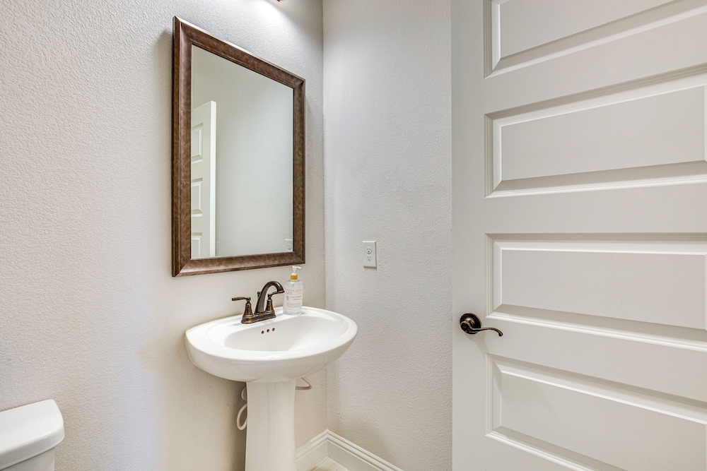 6 Mi To Lake Lewisville: Chic Retreat In Frisco! - Frisco, TX