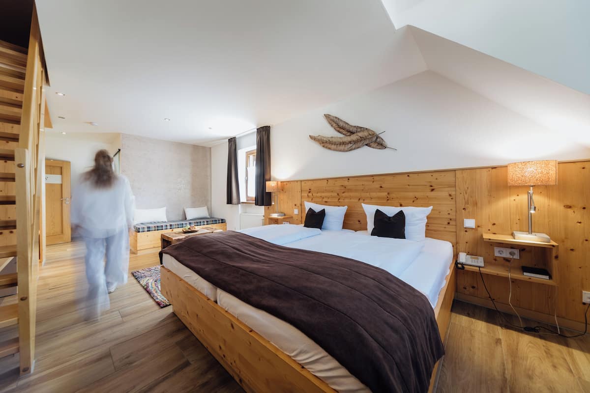 Quarto Duplo Básico | Cofre no quarto, Wi-fi grátis, roupa de cama fornecida