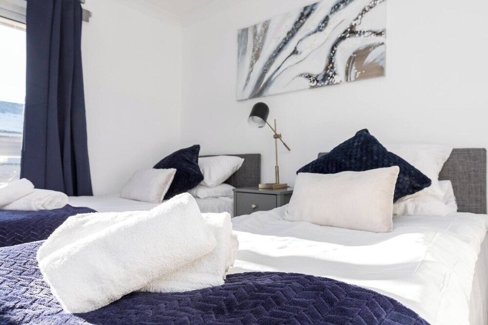 The Broadwalk Apartment, The Broadwalk- 1BR in the Heart of Crawley ...