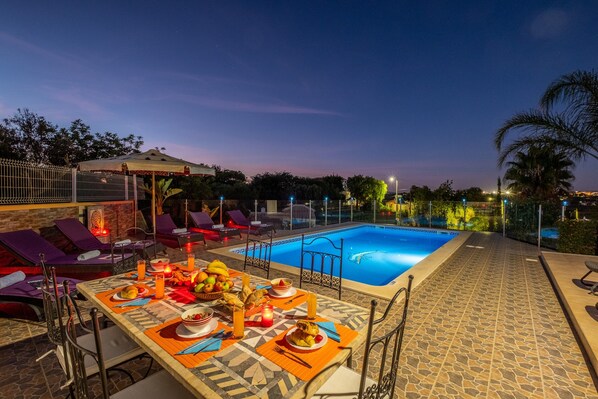 Villa | Piscina | Piscina interior, piscina exterior
