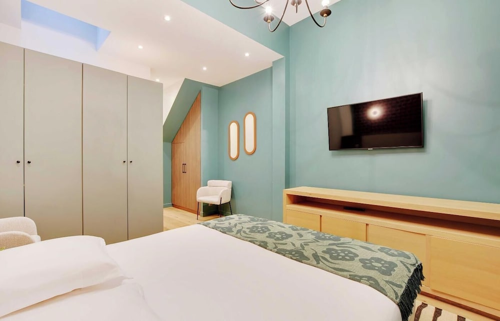 A PARISIAN RETREAT NEAR ICONIC LANDMARKS LIKE THE LOUVRE AND PALAIS ...