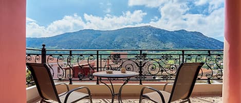 Suíte básica, vista para a cidade | Terraço/pátio