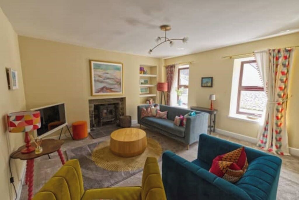 Beautifully Renovated Property In Heart Of Tarbert - Harris