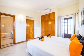 Villa | 5 quartos, ferro/tábua de engomar, roupa de cama fornecida