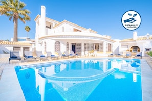 Villa | Piscina | Piscina interior, piscina exterior