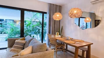 Apartamento conforto, vista para a cidade | Área de estar