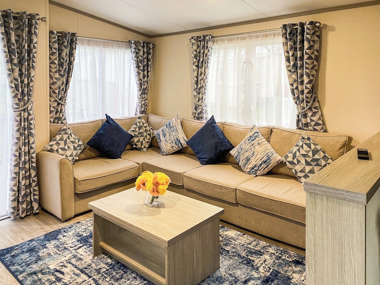 This Lovely Caravan Is Perfect For Couples, Friends, Or Families. - Isle of Wight