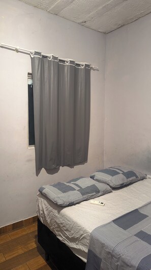 Quarto Duplo ou Twin Económico, Vista para a cidade | Wi-fi grátis, roupa de cama fornecida