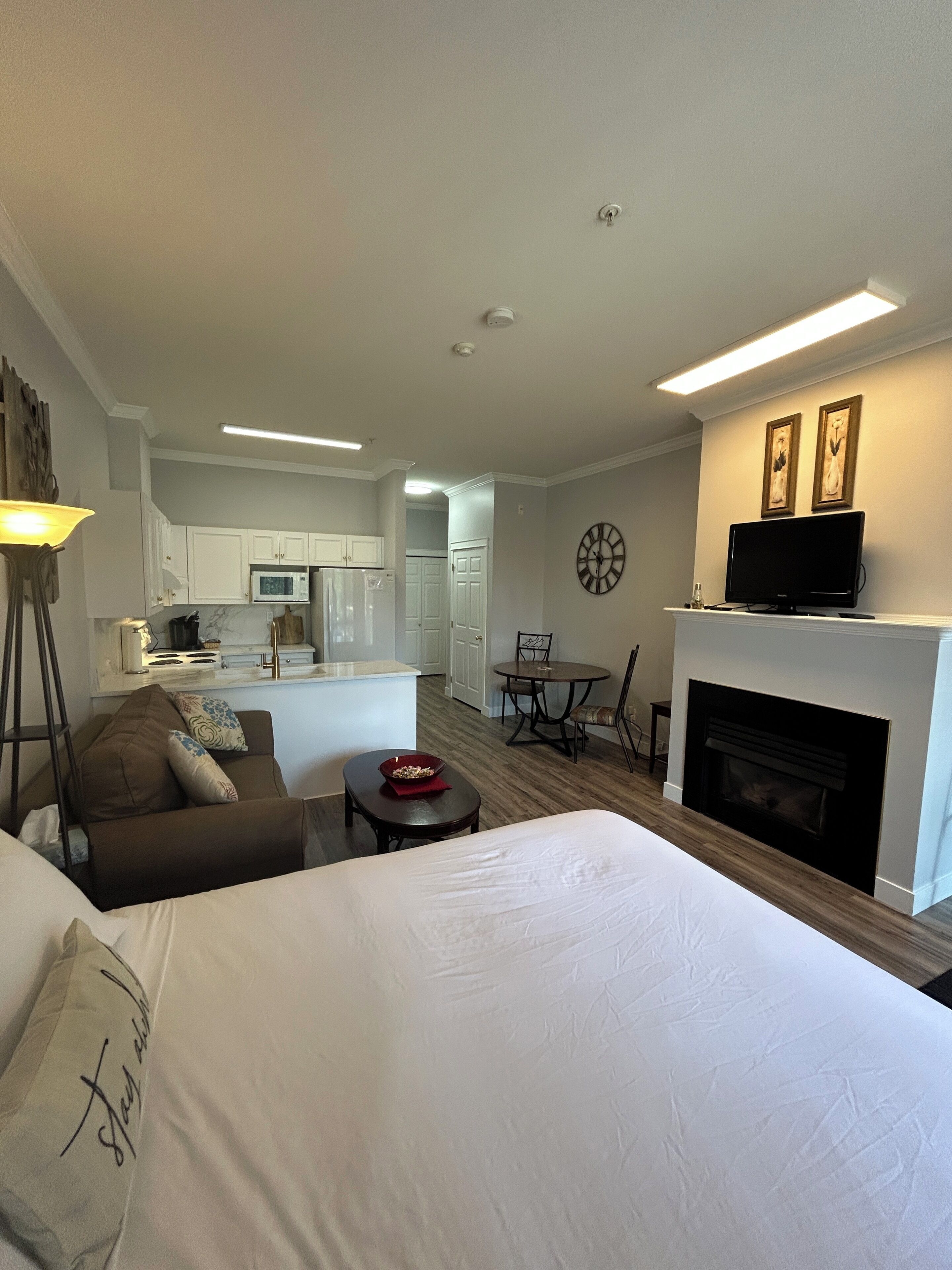 Luxe Studio With Full Kitchen - 102a - Kelowna