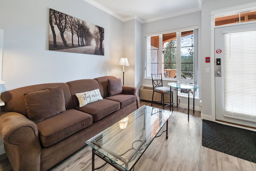 Golf Course Walk Up Studio - King Bed! - Kelowna