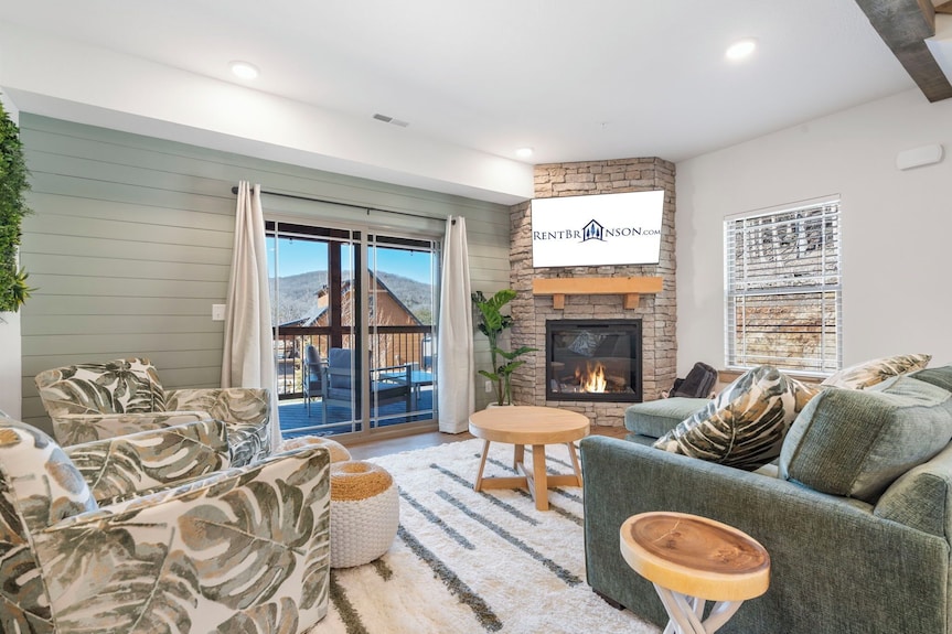 2-bedroom Lakeview Retreat Near Table Rock With Private Hot Tub & Free Attraction Tickets - Missouri