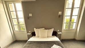 Quarto casal básico | Escrivaninha, espaço de trabalho para notebook, cortinas blackout