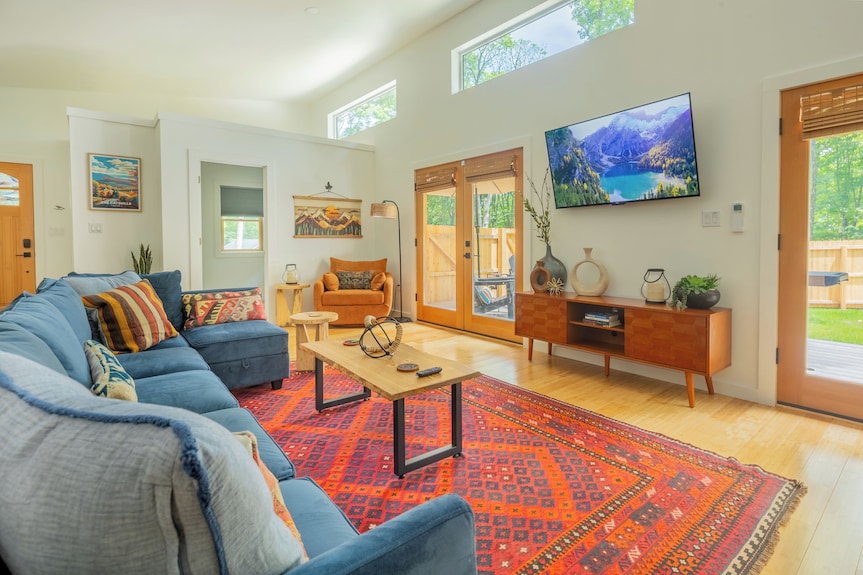 Catskills Cabin Near Hits Saugerties Pool + Hot Tub Fenced Yard Pet Friendly - Saugerties, NY