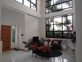 Loft standard, varanda, vista para o mar | Área de estar | Smart TV 32 polegadas com canais via satélite, Netflix