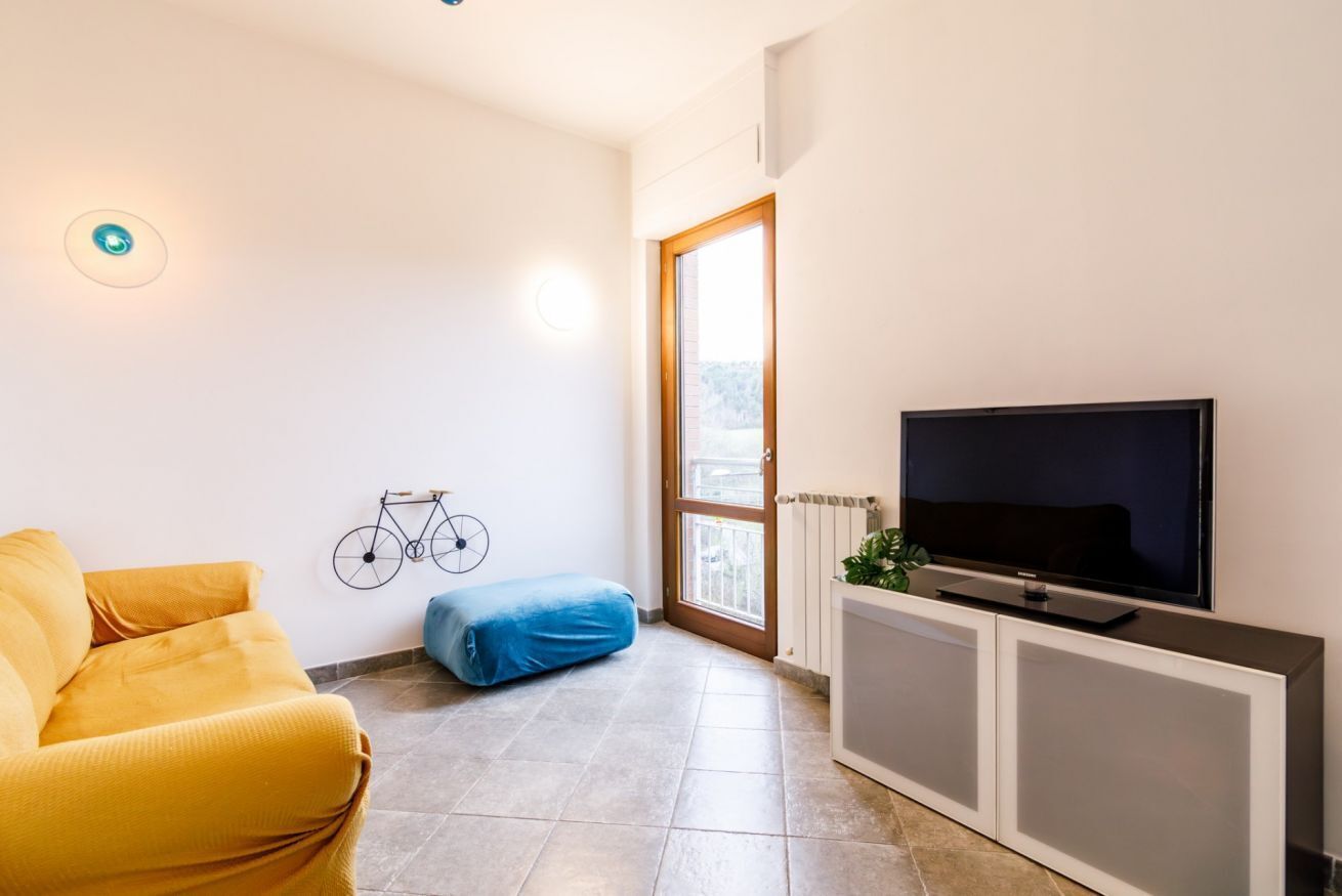 Guesthost - Comfortable 91 Sqm Two- Floor Modern Flat (With Internal Spiral Staircase), 5 Min Walk From The Colonna San Marco Stop, Which Connects It To The Historical Centre. With Two Bedrooms, Two Bathrooms And A Living Room, It Can Accommodate 5 Peopl - Siena