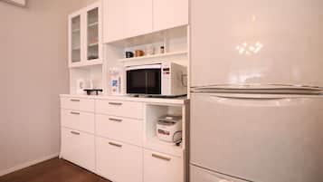 Casa Básica, pátio | Cozinha privada | Um frigorífico/congelador grande, um micro-ondas, uma placa de cozinha