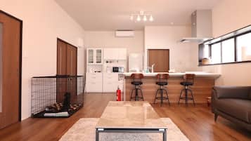 Casa Básica, pátio | Sala de estar