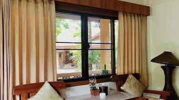 Quarto casal clássico, 1 cama King, banheira, vista para o jardim | Área de estar | TV de tela plana 32 polegadas com canais a cabo