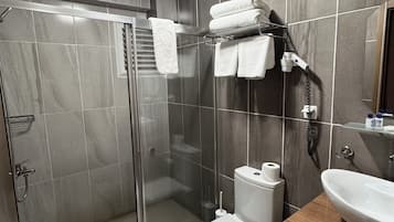 Quarto Duplo Clássico para 1 Pessoa, varanda, Vista para a cidade | Casa de banho