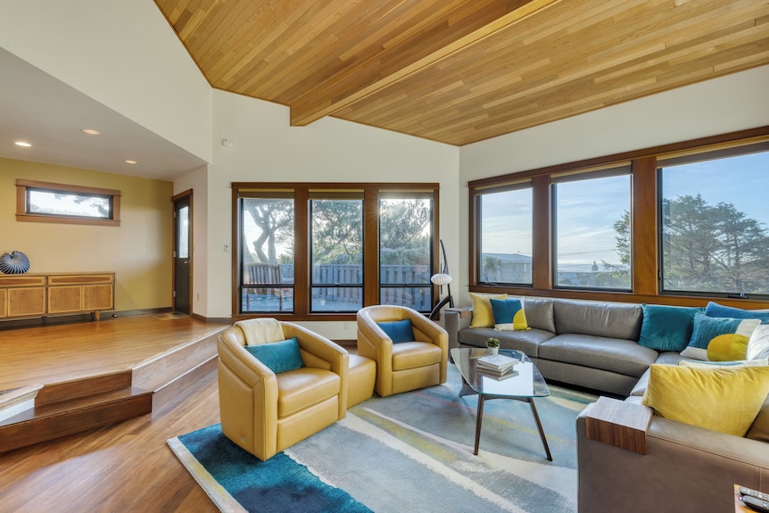 Half Block To Beach W/ Oceanview, Patio + Balcony | The Shore Pine By Avantstay - Cannon Beach, OR