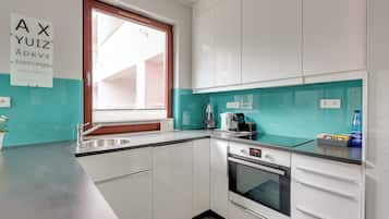 Apartamento Comfort | Kitchenette privada | Uma cafeteira/bule, uma chaleira elétrica, uma cadeira de bebé