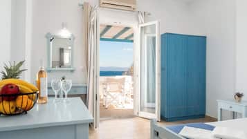 Triple Studio With Sea View | Cofres nos quartos, Wi-Fi de cortesia