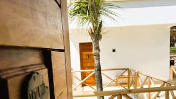 Quarto triplo conforto, vista para a piscina, na torre | Cofres nos quartos, roupa de cama