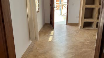 Quarto casal standard, vista para a piscina, no piso térreo | Cofres nos quartos, roupa de cama