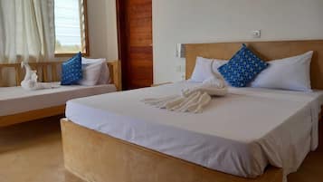 Quarto triplo conforto, vista para a piscina, na torre | Cofres nos quartos, roupa de cama