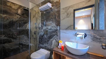 Villa, 3 quartos, piscina privativa | Casa de banho | Um polibã, artigos de higiene pessoal grátis, um secador de cabelo
