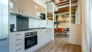 Apartamento (2 Bedrooms) | Cozinha privada | Um frigorífico, um micro-ondas, um forno, uma placa de cozinha