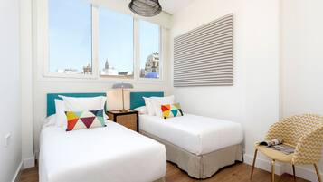 2 quartos, ferro/tábua de engomar, berços/camas para crianças grátis