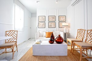 Apartamento (2 Bedrooms) | Sala de estar | Smart TV de 52 polegadas com canais digitais