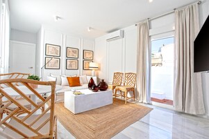 Apartamento (2 Bedrooms) | Sala de estar | Smart TV de 52 polegadas com canais digitais