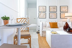 Apartamento (2 Bedrooms) | Refeições no quarto