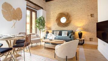 Apartamento (2 Bedrooms) | Área de estar | TV