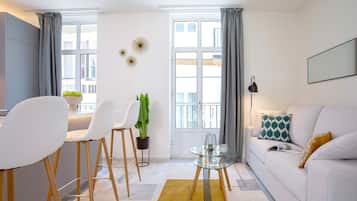 Apartamento, 1 quarto | Sala de estar | Smart TV