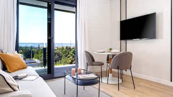 Apartamento, 2 quartos | Sala de estar | Smart TV