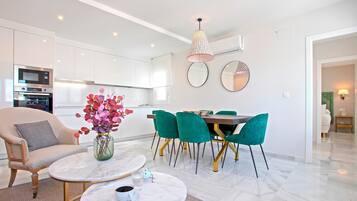Apartamento (2 Bedrooms) | Refeições no quarto