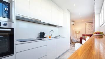 Apartamento | Cozinha privada | Um frigorífico, um micro-ondas, um forno, uma placa de cozinha