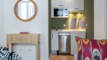 Apartamento (2 Bedrooms) | Cozinha privada | Um frigorífico, um micro-ondas, uma placa de cozinha